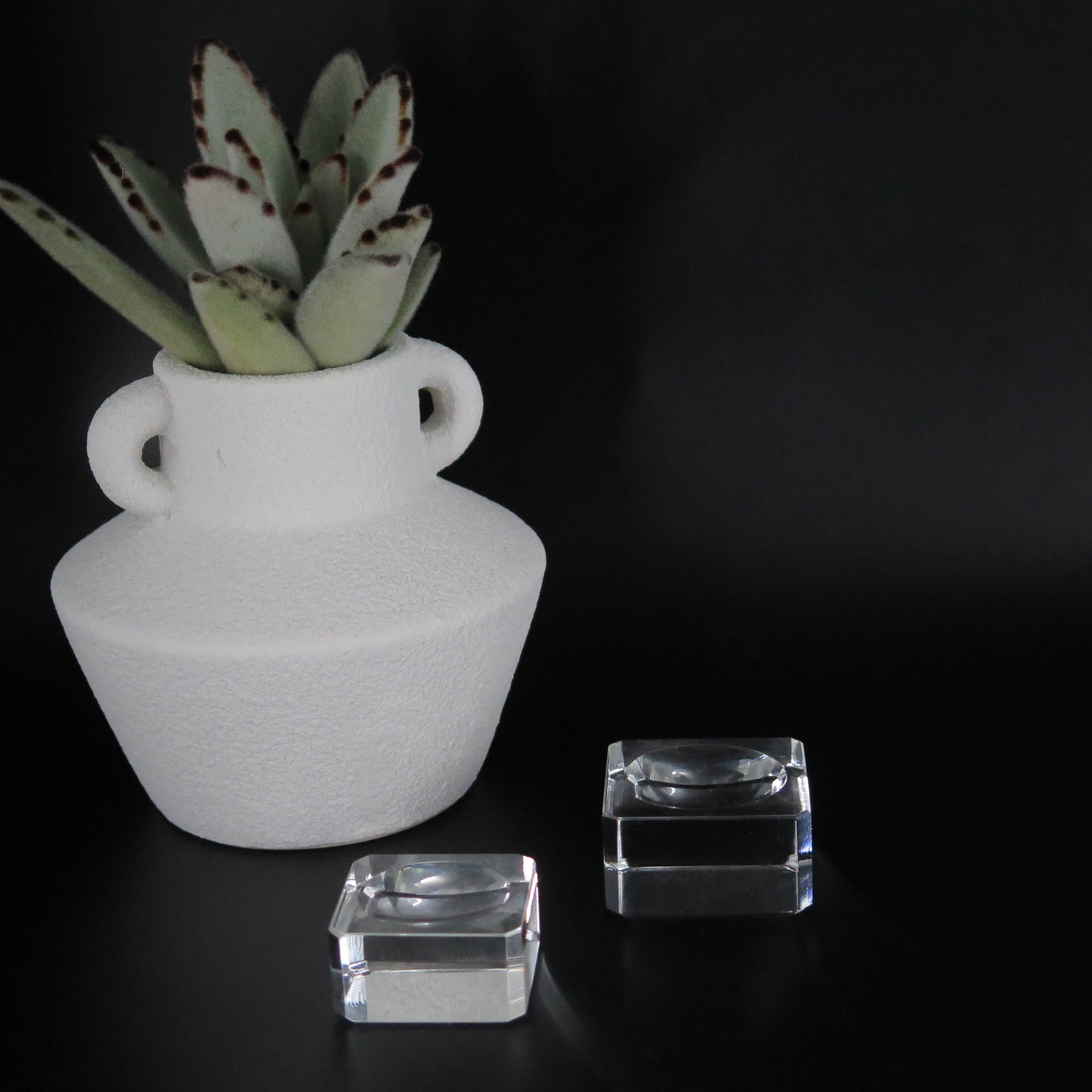 Sphere Stand (Glass) – Aquila Crystals & Minerals